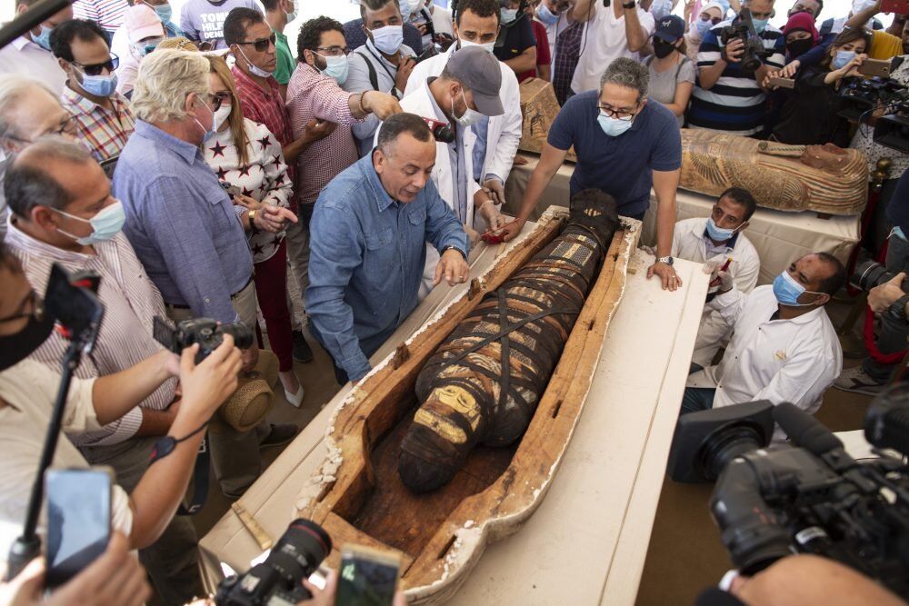 2500 Year Old Sealed Sarcophagus Opened in Egypt - Ancient Society